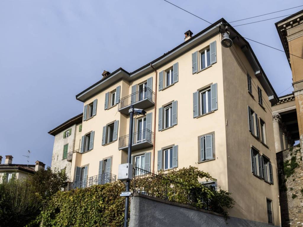 Vendita Appartamento in via Simone Majr 10. Bergamo. Da ristrutturare ...