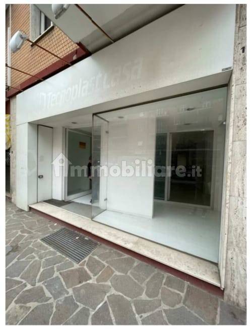 Locale commerciale, Pesaro, Rif. 124220615 - Immobiliare.it