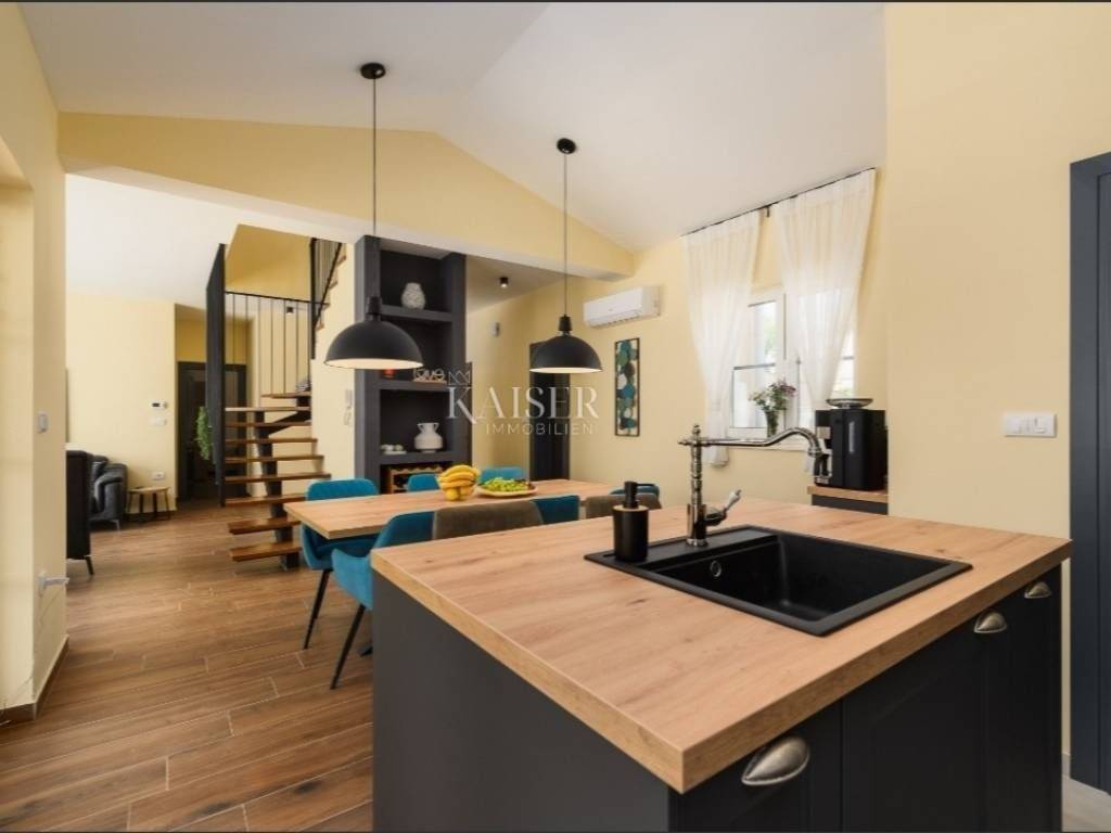 Vendita Terratetto unifamiliare Rovigno. Nuova, posto auto, 190 m², rif ...