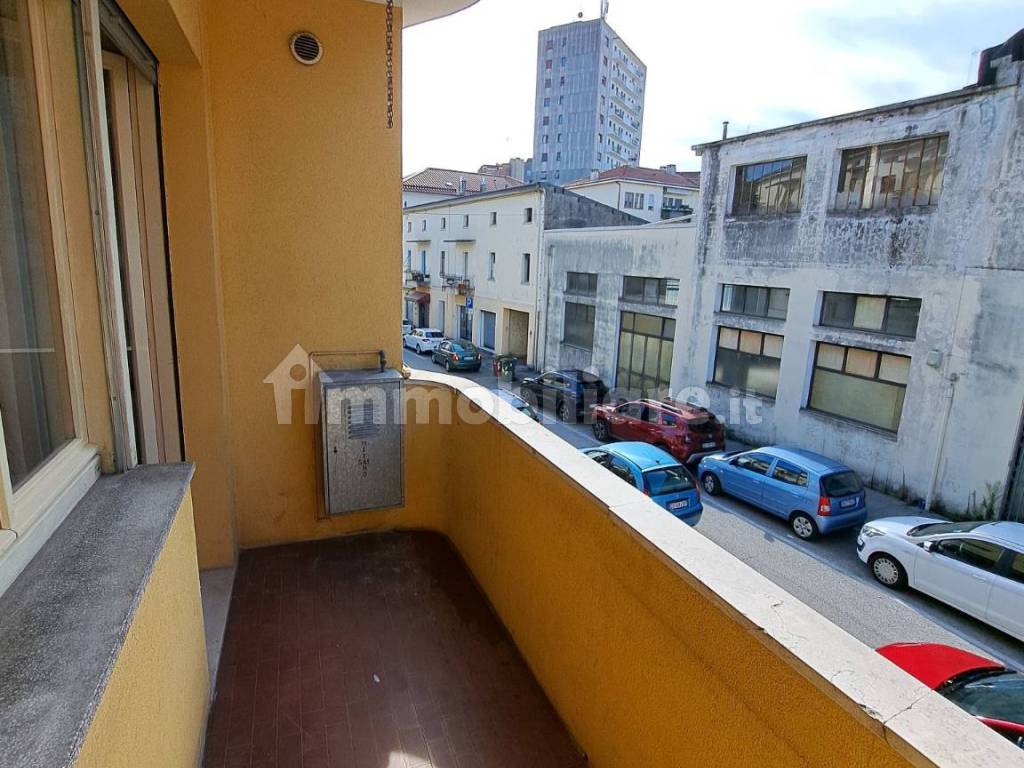 Rent Apartment Pordenone. 4-room flat in via Vallona 33. Good condition ...