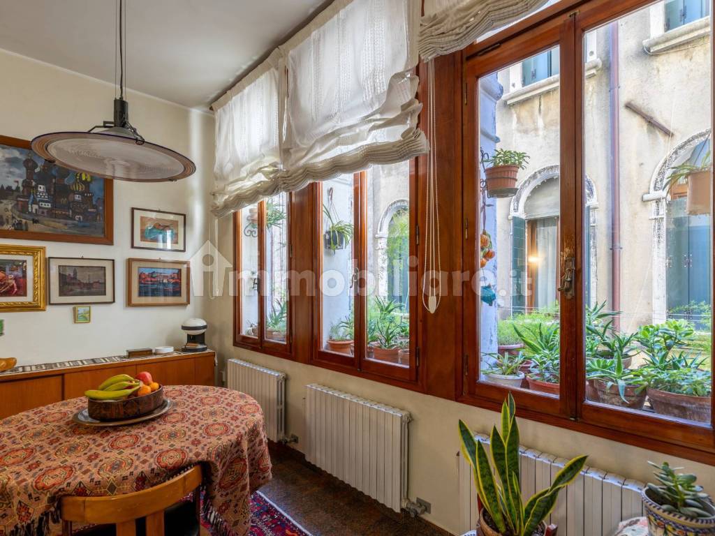 Vendita Appartamento in Ponte De Rialto. Venezia. Buono stato, primo ...