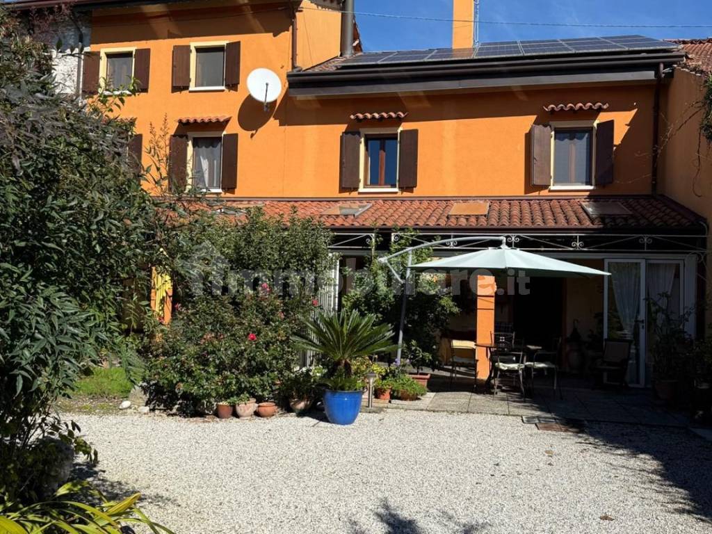 Vendita Villa a schiera in via Bando 12 Valvasone Arzene. Posto auto ...