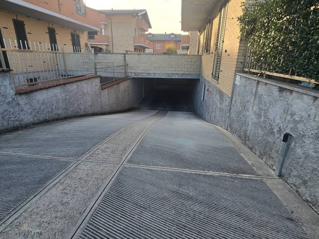 Garage - Box via Gran Paradiso 4, Carugate, Rif. 124464297 - Immobiliare.it