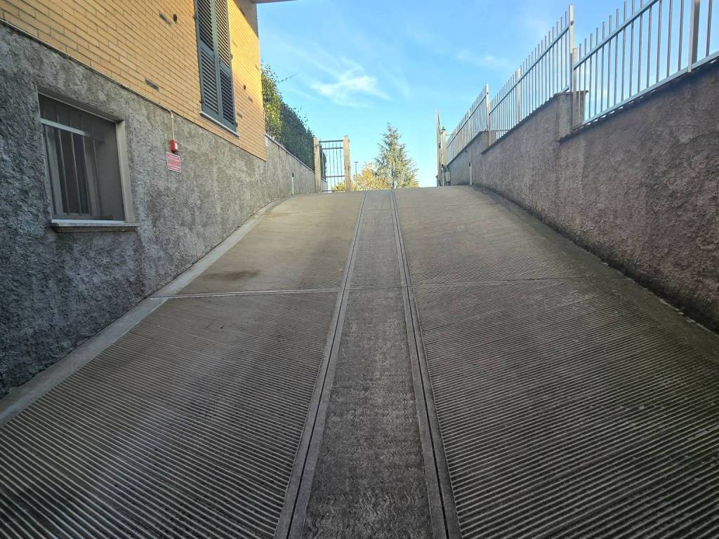 Garage - Box via Gran Paradiso 4, Carugate, Rif. 124464297 - Immobiliare.it