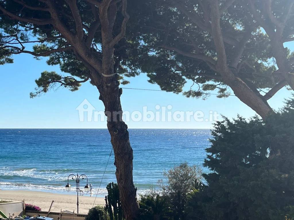 Vendita Appartamento in viale Daniel Hanbury No Number. Alassio ...