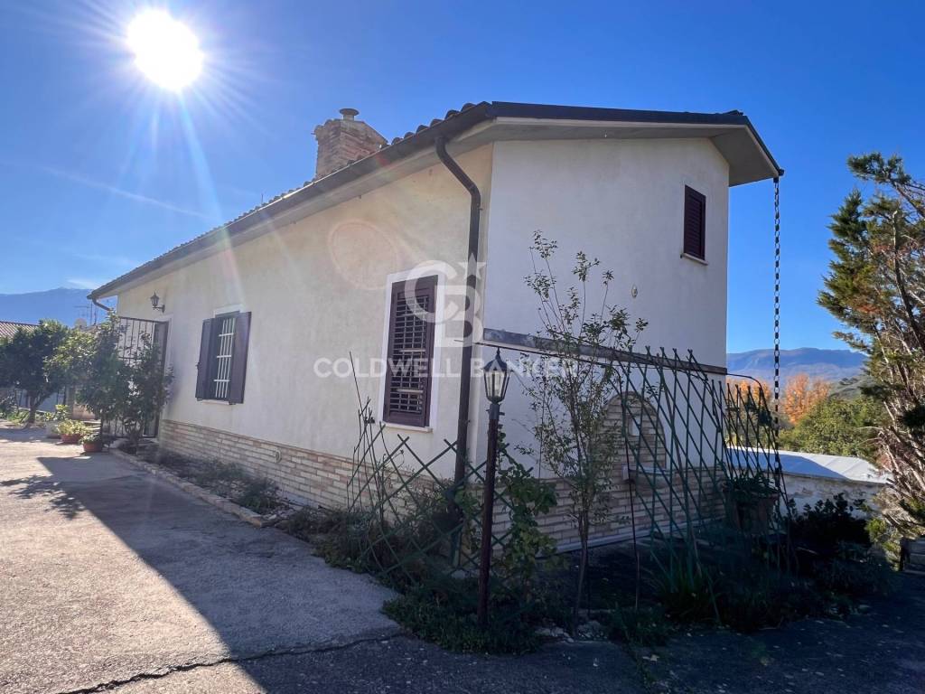 Vendita Villa unifamiliare in corso Primo Maggio Scafa. Posto auto, con ...