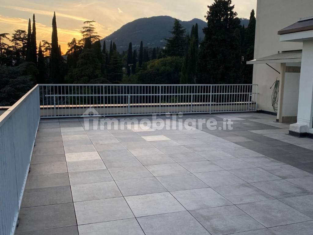 Renda Apartamento Gardone Riviera. Apartamento T2 em via al Vittoriale ...
