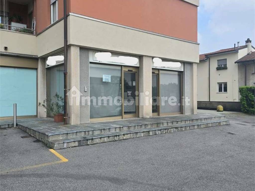 Locale commerciale via Lombardia, Cantù, Rif. 124768401 - Immobiliare.it