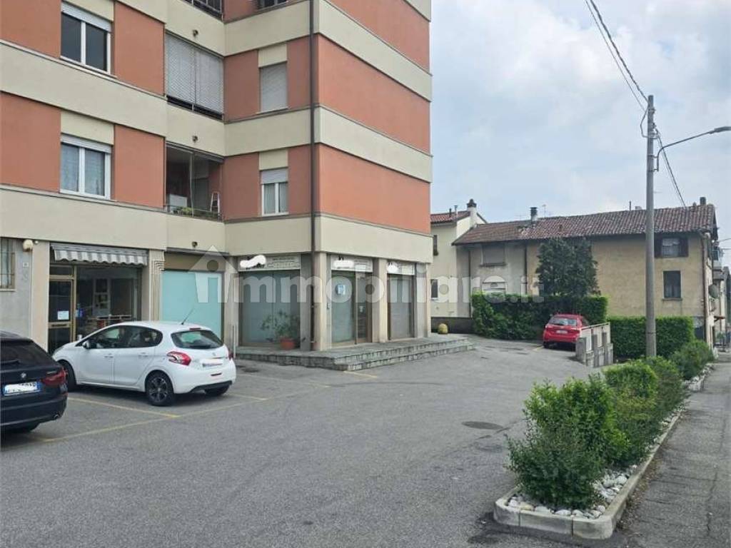 Locale commerciale via Lombardia, Cantù, Rif. 124768401 - Immobiliare.it