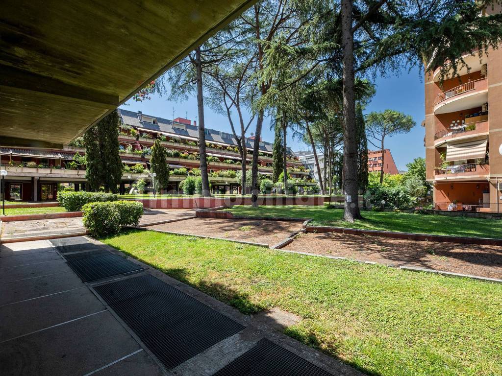 Vendita Appartamento Roma. Trilocale in via dei Colli Albani 166. Buono ...