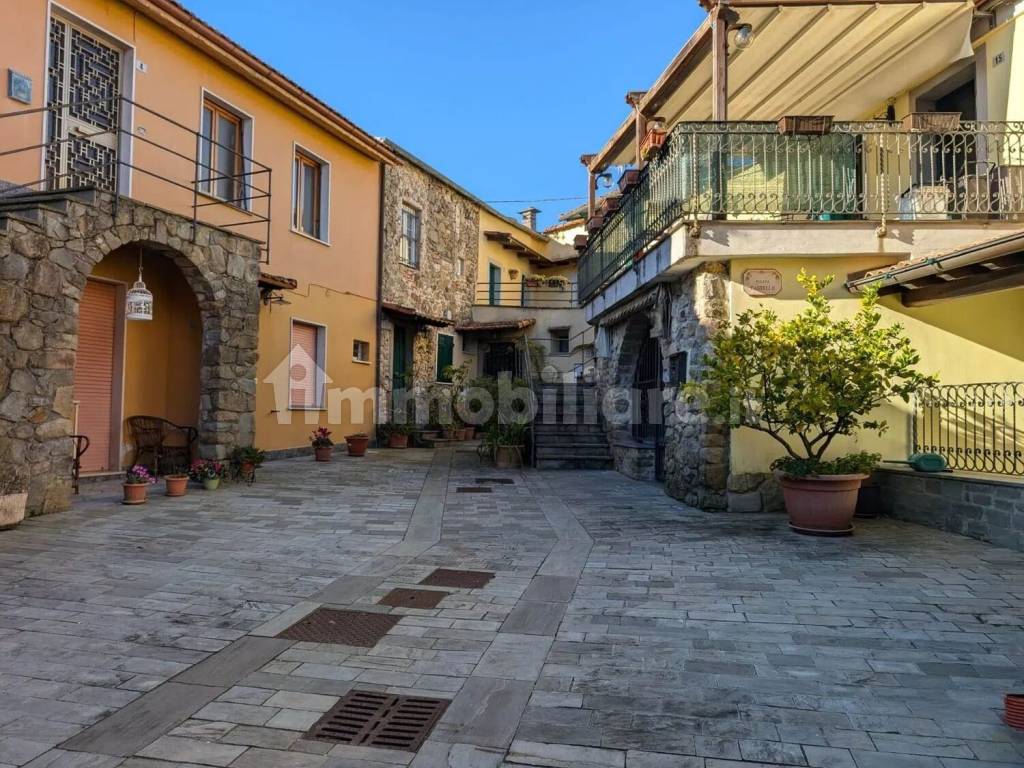 Vendita Appartamento Beverino. Quadrilocale, Primo piano, con balcone ...