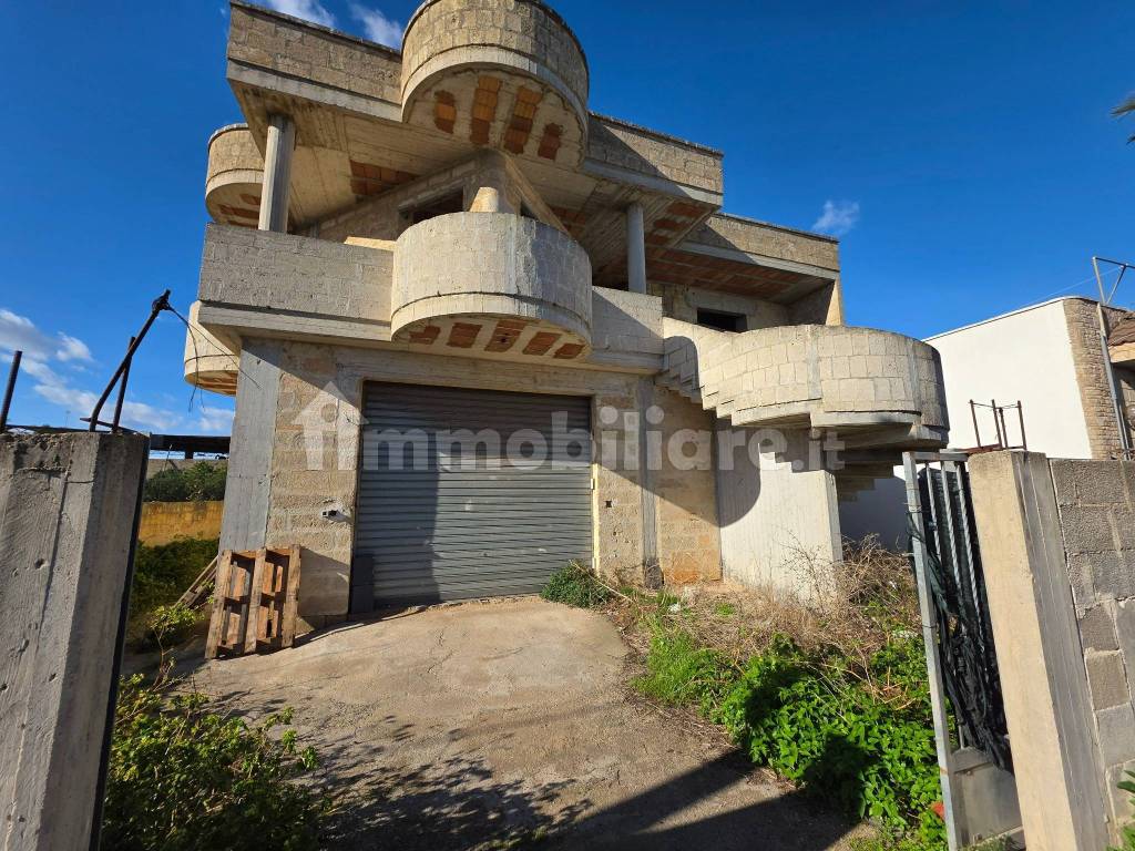 Vendita Rustico in via Ancona Racale. Da ristrutturare, posto auto, 300 ...