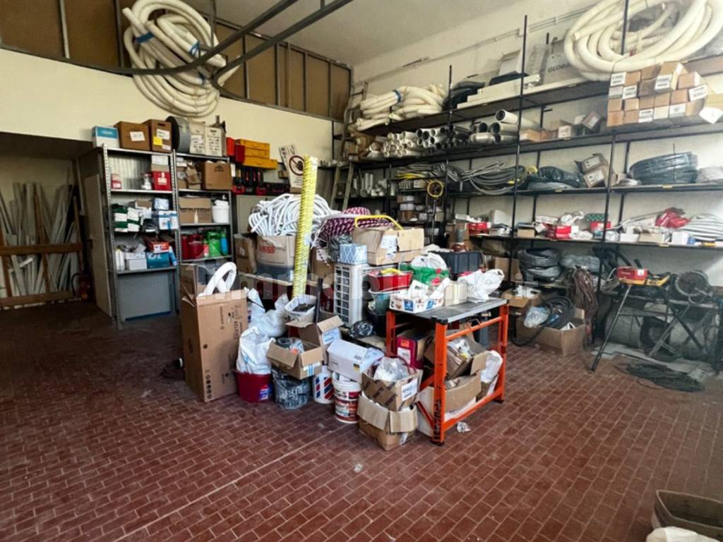 Capannone via Alfonso Valerio 148, Trieste, Rif. 124922259 - Immobiliare.it