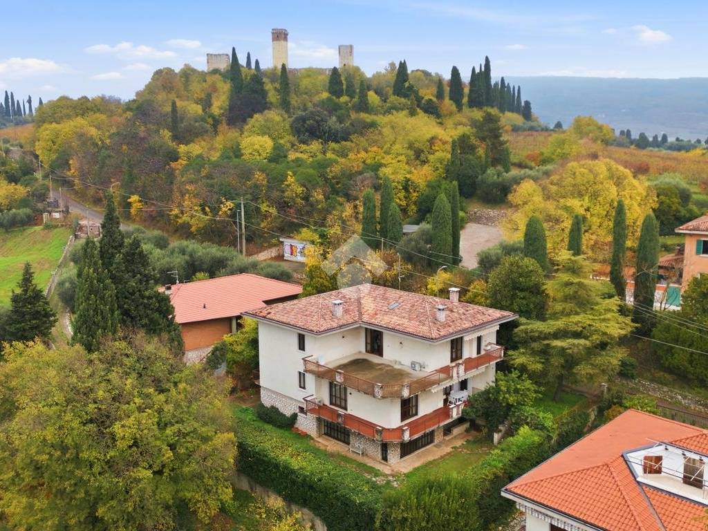 Vendita Villa bifamiliare in via Castel Montorio 31 Verona. Buono stato ...