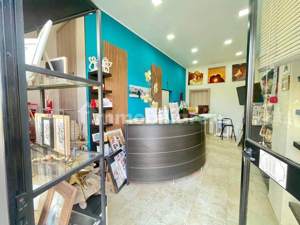 Locale commerciale via Biebesheim am Rhein 40, Palo del Colle, Rif ...