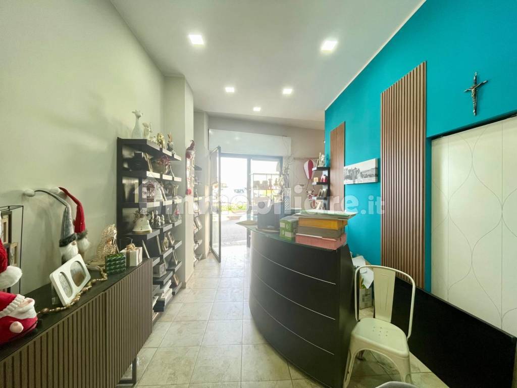 Locale commerciale via Biebesheim am Rhein 40, Palo del Colle, Rif ...