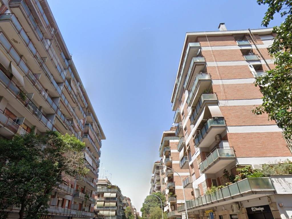 Vendita Appartamento Roma. Trilocale in via Marco Valerio Corvo 155. Da ...