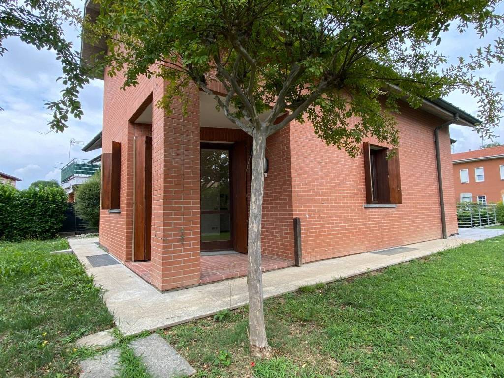 Vendita Villa unifamiliare in via Castello Jerago con Orago. Buono ...