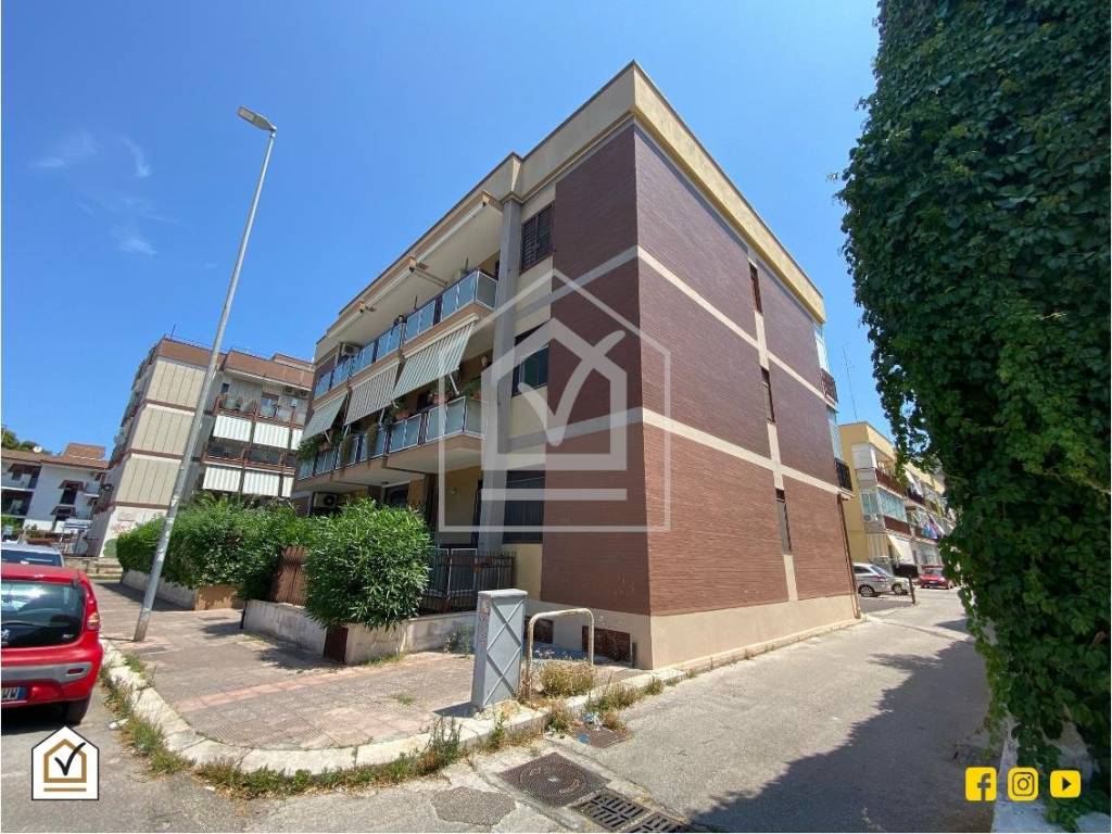 Vendita Appartamento Bari. Quadrilocale in via Giulio Petroni. Buono ...