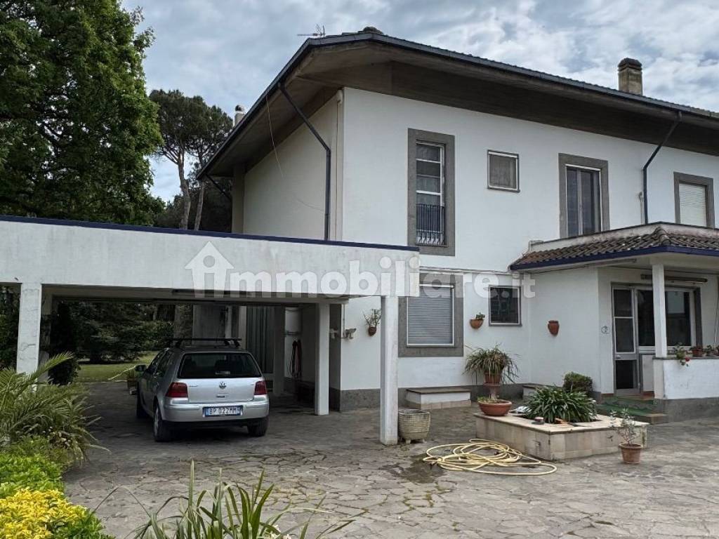 Vendita Villa bifamiliare in via Pitocrito 19 Roma. Da ristrutturare ...