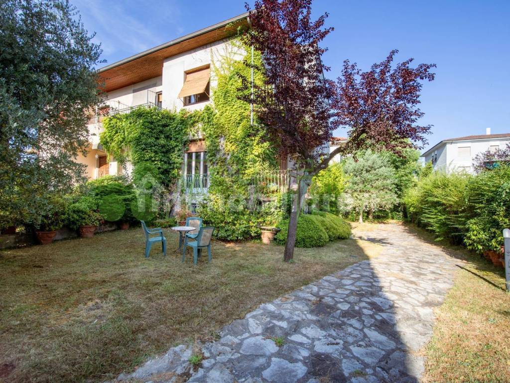 Vendita Villa bifamiliare in via Delle Tagliate 314 Lucca. Da ...
