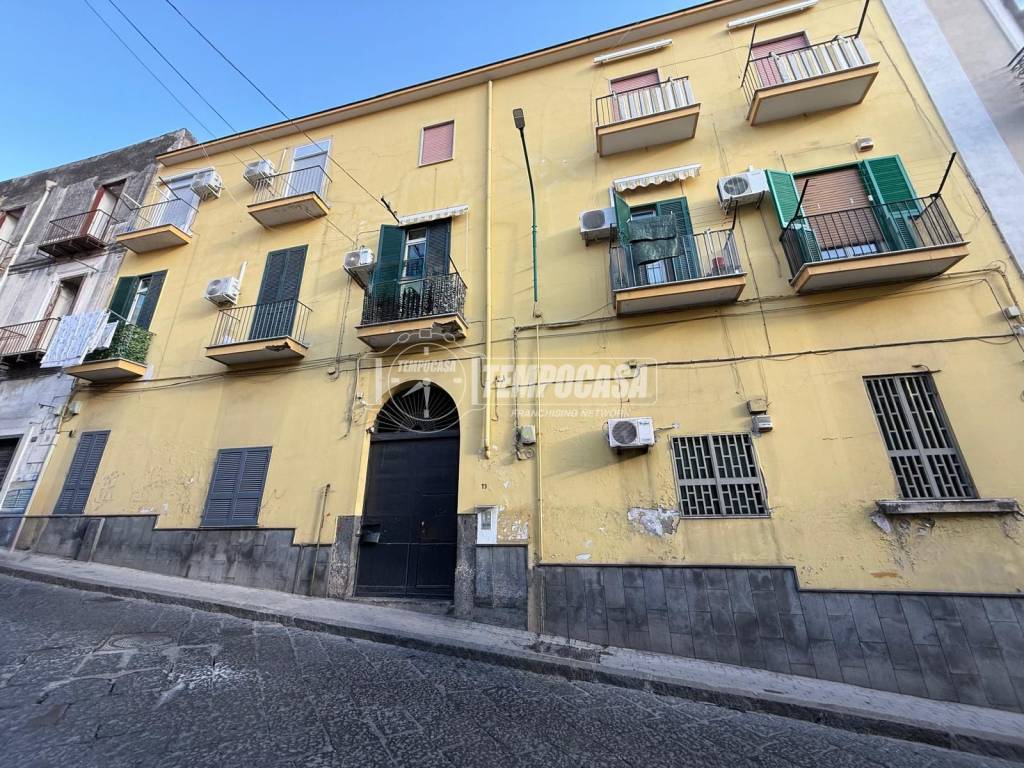 Affitto Appartamento Torre del Greco. Bilocale in via Giuseppe Beneduce 19. Buono stato, su più ...