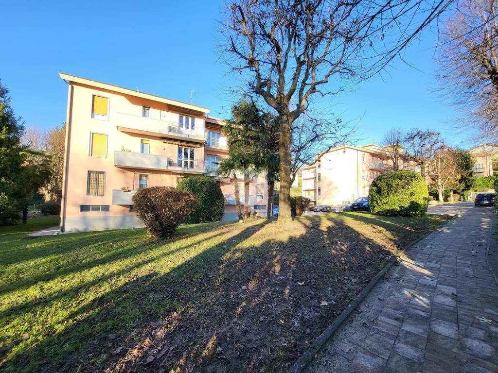 Vendita Appartamento Besana in Brianza. Trilocale in viale John e Robert Kennedy 64. Buono stato ...