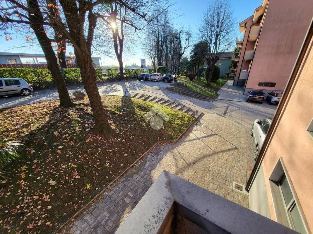 Vendita Appartamento Besana in Brianza. Trilocale in viale John e Robert Kennedy 64. Buono stato ...