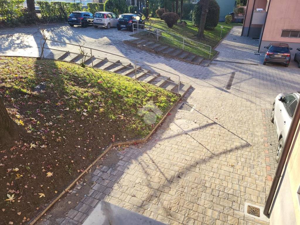 Vendita Appartamento Besana in Brianza. Trilocale in viale John e Robert Kennedy 64. Buono stato ...