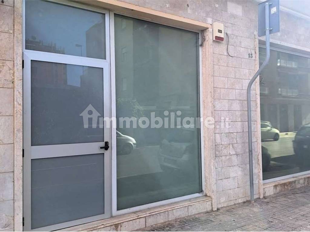 Locale commerciale viale A. Moro ang. via Fr.lli Cervi, Brindisi, Rif ...