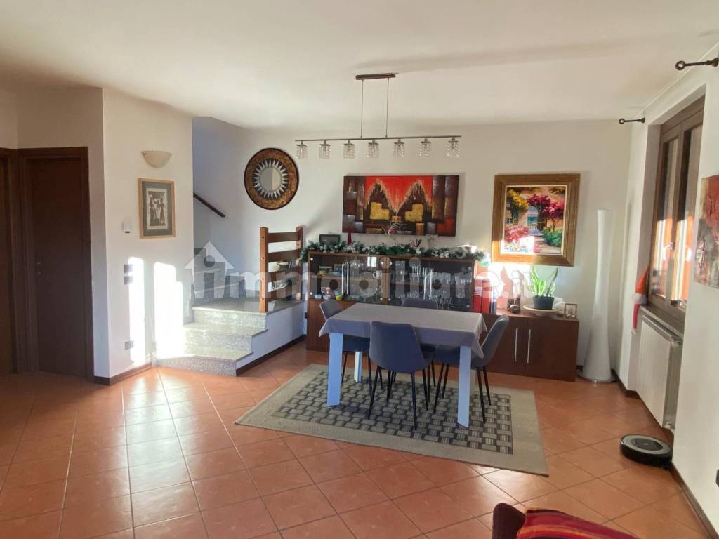 Vendita Villa bifamiliare in via Don Alberto Binda 5A Monvalle. Ottimo ...