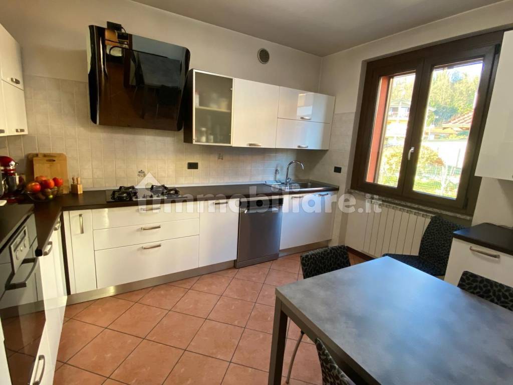 Vendita Villa bifamiliare in via Don Alberto Binda 5A Monvalle. Ottimo ...