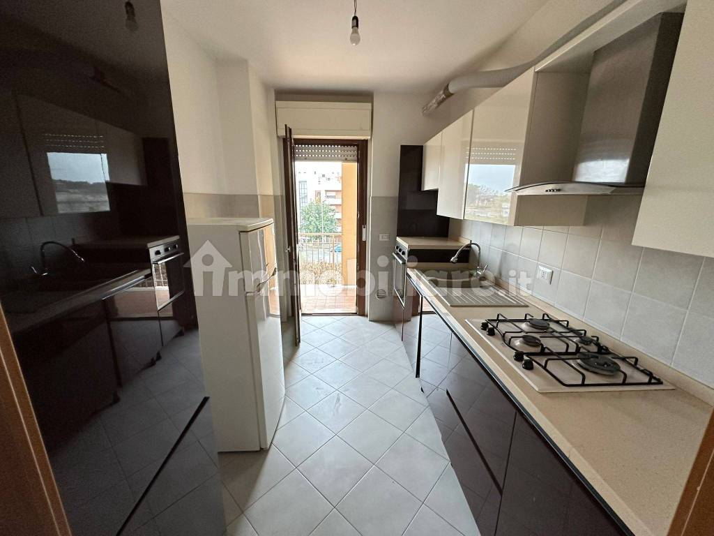 Affitto Appartamento Roma. Trilocale in via Raffaello Liberti. Ottimo stato, secondo piano ...