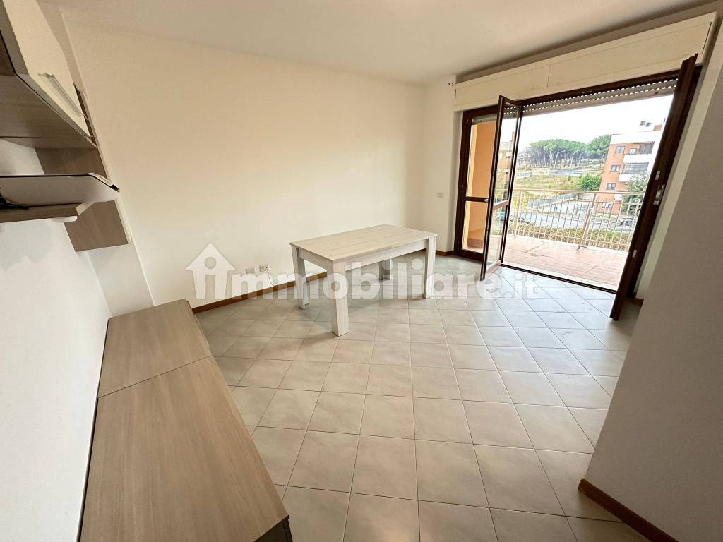 Affitto Appartamento Roma. Trilocale in via Raffaello Liberti. Ottimo stato, secondo piano ...