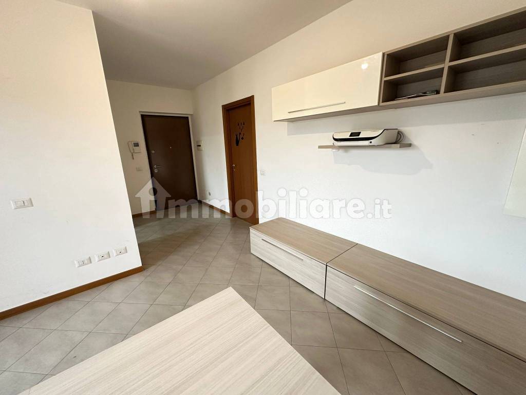 Affitto Appartamento Roma. Trilocale in via Raffaello Liberti. Ottimo stato, secondo piano ...