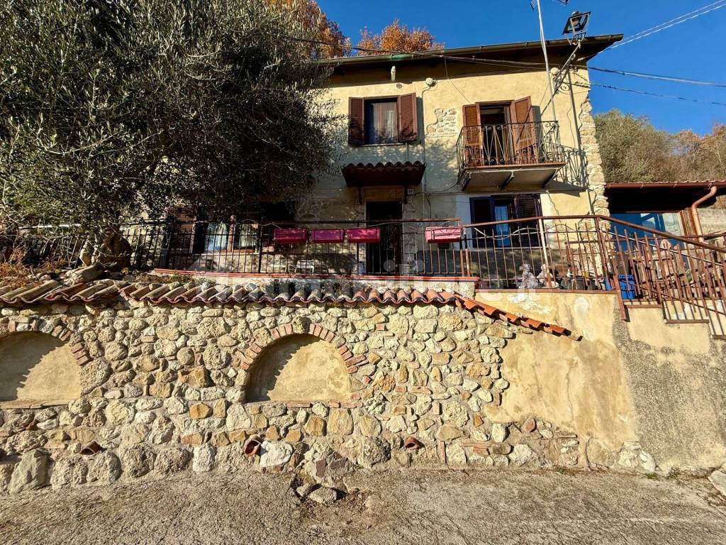 Vendita Terratetto unifamiliare in via Vespasiano 36 Antrodoco. Ottimo ...