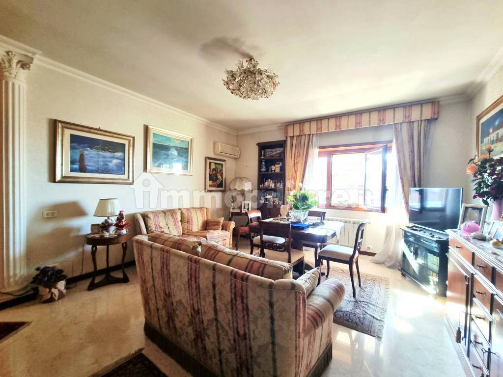 Vendita Appartamento Roma. Quadrilocale in via Cornelio Labeone. Buono ...