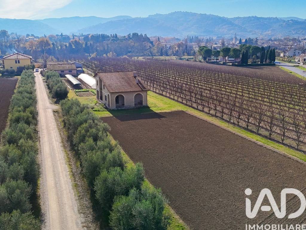 Vendita Villa unifamiliare in via Assisi Bettona. Nuova, posto auto ...