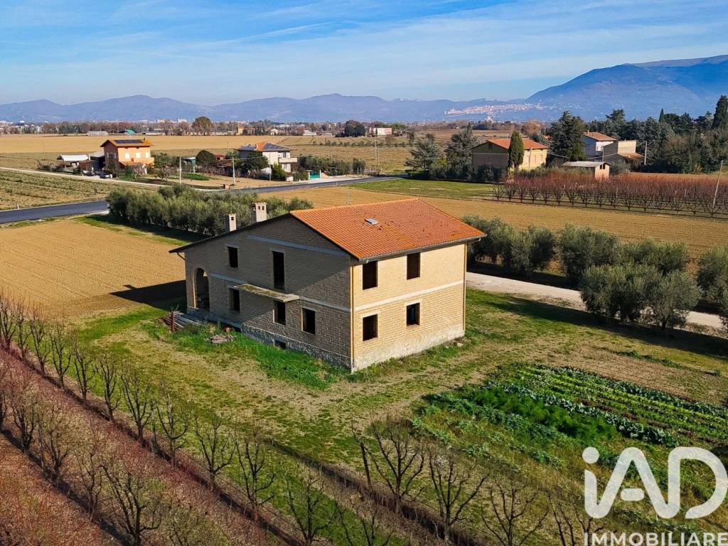 Vendita Villa unifamiliare in via Assisi Bettona. Nuova, posto auto ...