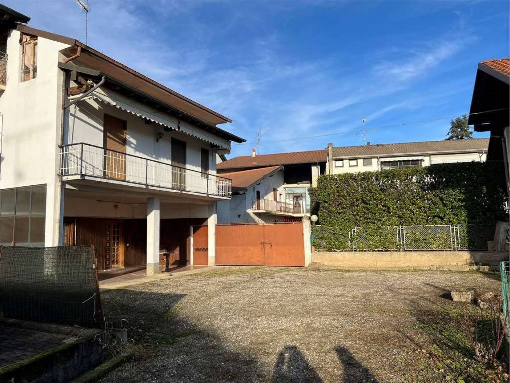 Sale Single-family detached house Suno. With balcony, independent ...