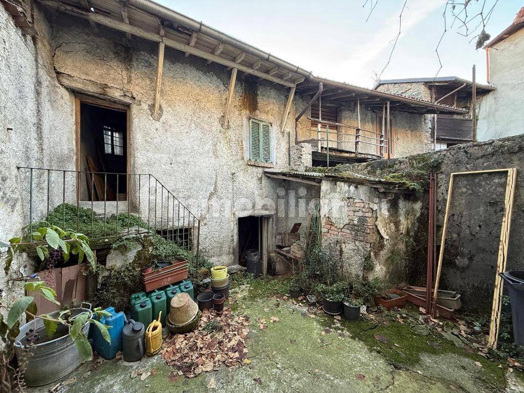 Vendita Rustico in via Vigna 8 Valbrona. Da ristrutturare, 306 m², rif ...