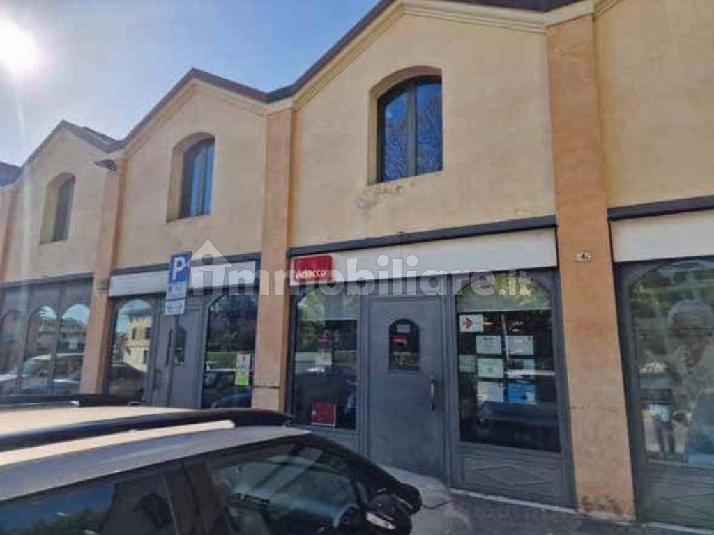 Asta per negozio, via Risorgimento - 31044 Montebelluna, Centro ...