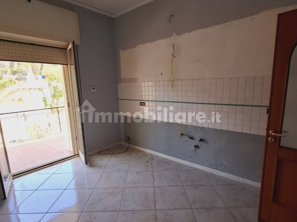 Vendita Appartamento Napoli. Trilocale in via San Gennaro Agnano. Buono ...