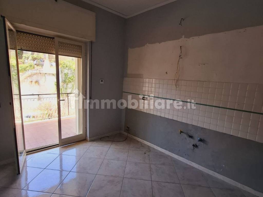 Vendita Appartamento Napoli. Trilocale in via San Gennaro Agnano. Buono ...