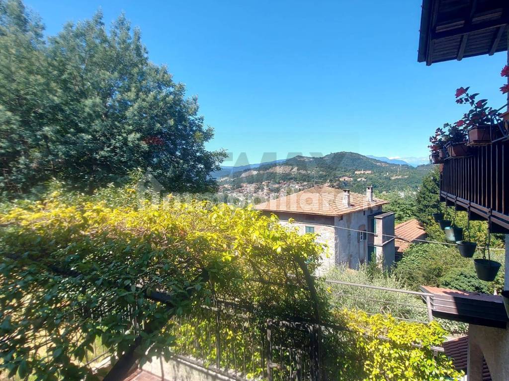 Vendita Appartamento in piazza Virgilio 2. Gemonio. Buono stato, terzo ...