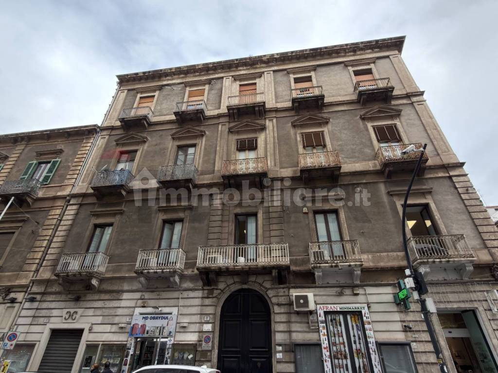 Vendita Appartamento in via umberto 121. Catania. Da ristrutturare ...