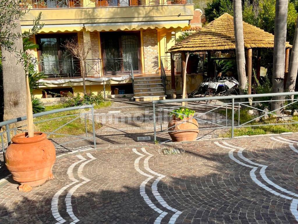 Vendita Villa bifamiliare in via Penelope Sperlonga. Ottimo stato ...