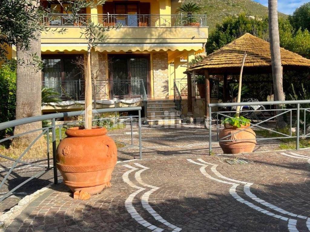 Vendita Villa bifamiliare in via Penelope Sperlonga. Ottimo stato ...