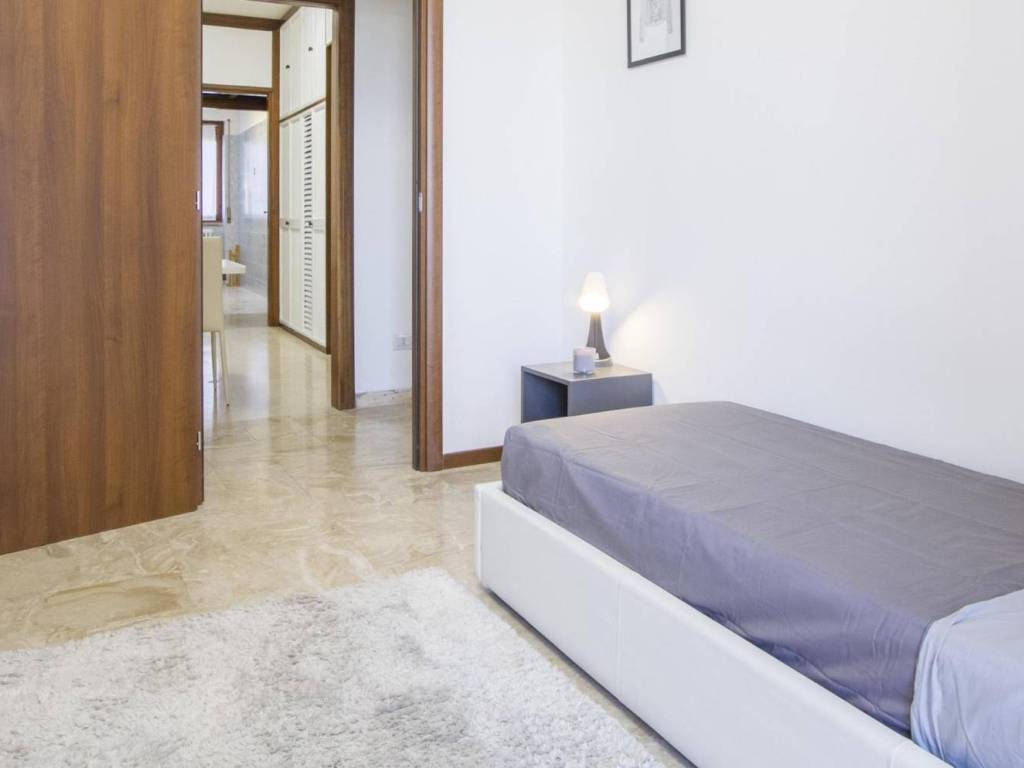 Stanza in affitto in Appartamento, affittasi camera via Savona, Milano