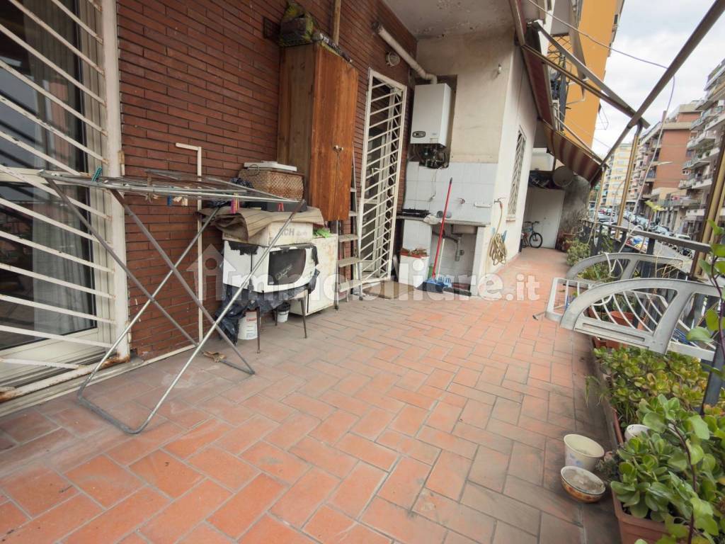 Vendita Appartamento Roma. Trilocale in via Cupra 9b. Da ristrutturare ...